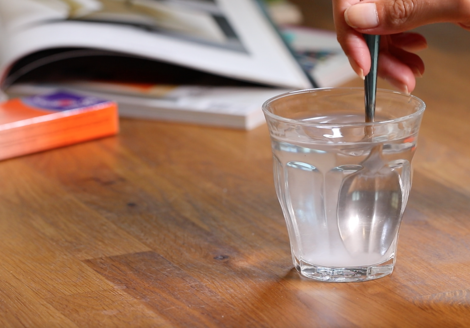 Gorgelen met zoutwater helpt dat bij keelpijn? Trachitol zocht het uit ...